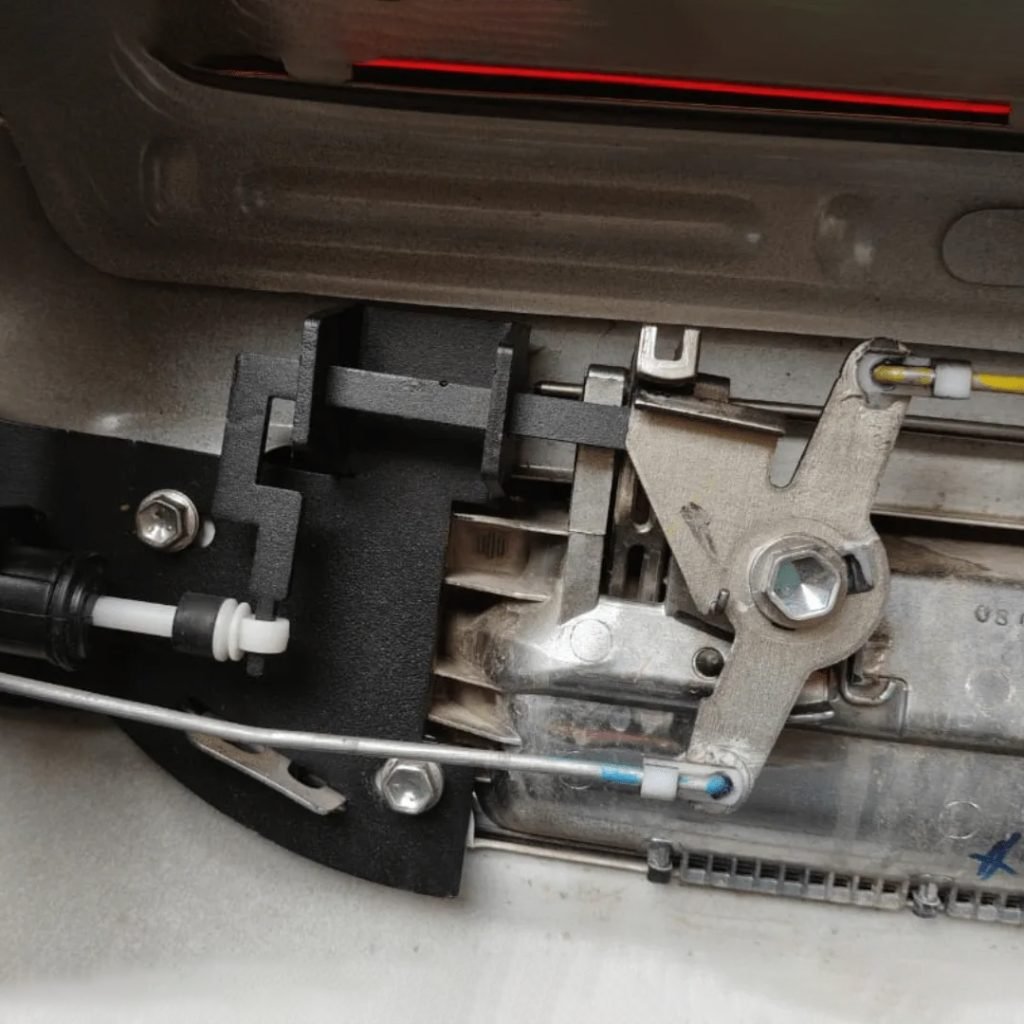 Tailgate Lock Kit for Toyota Hilux - ROAVION - Powered by AutoBacs India